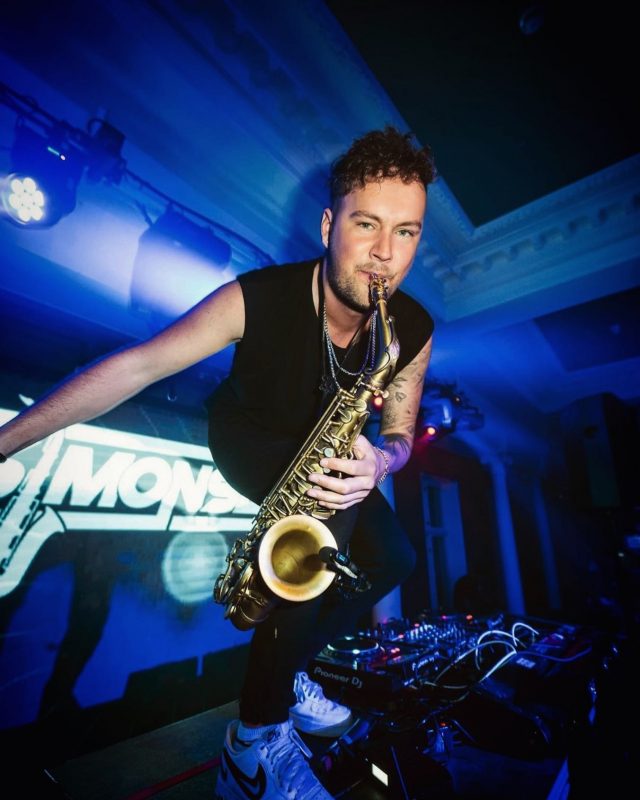 HOME - Simonsaxx - Professional Sax player for your party or event!